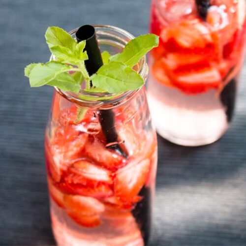 Fresh Strawberry Infused Water [DIY] fruit flavored water