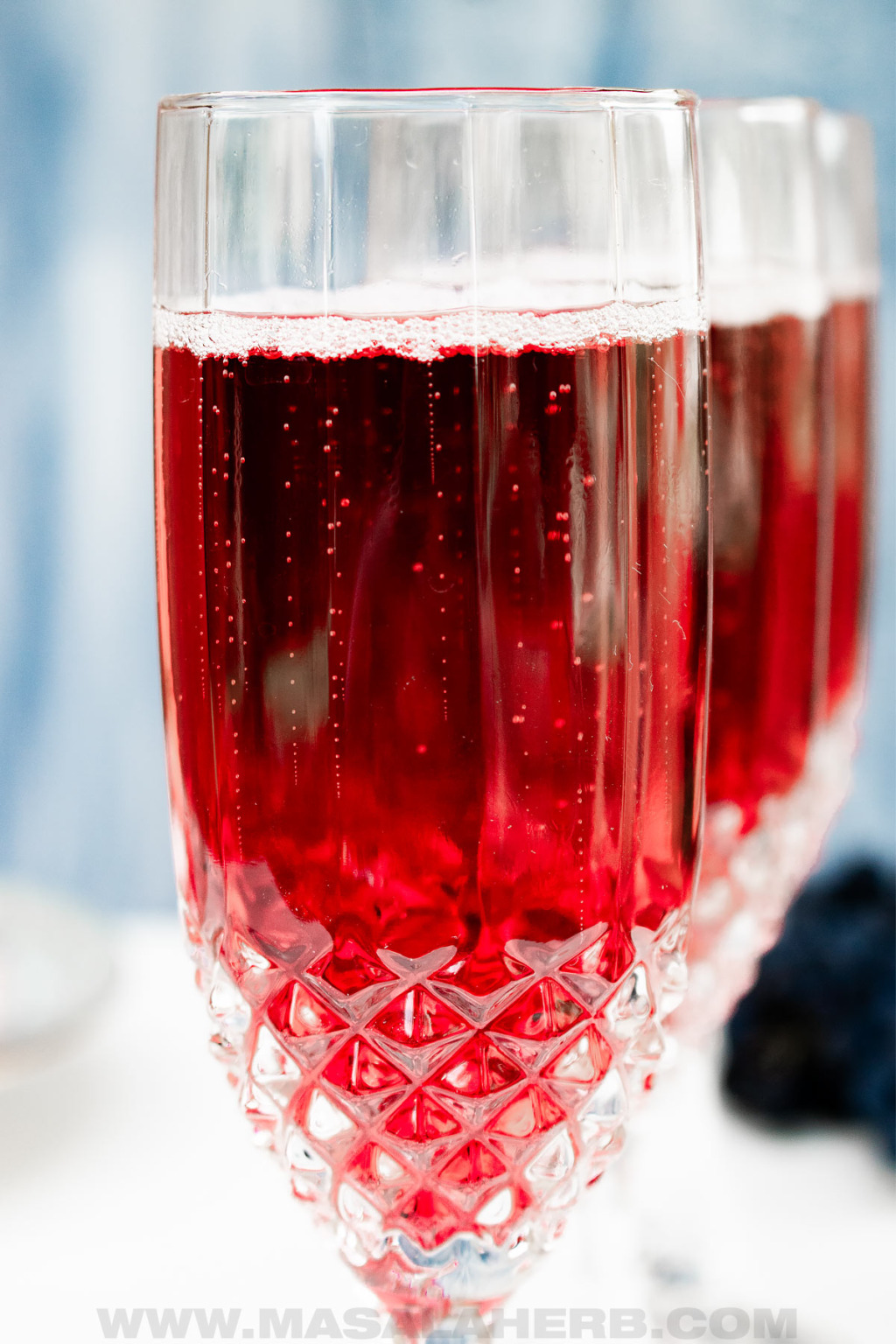 Kir Royale Cocktail (2 ingredients)