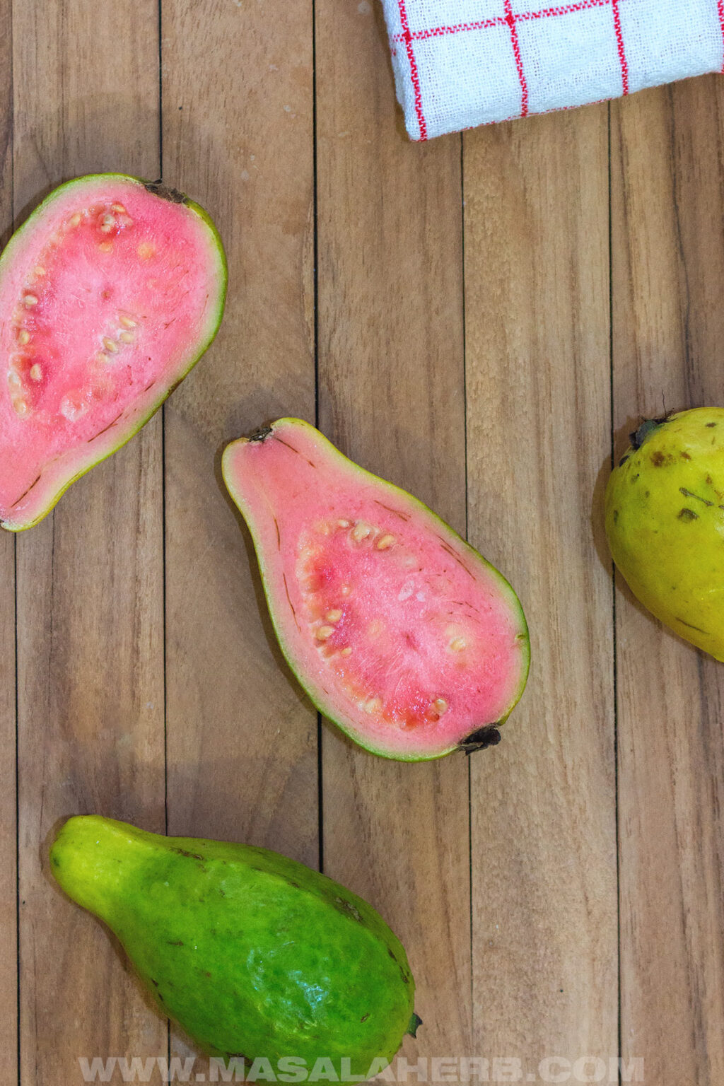 How to Make Guava Purée from Fresh Fruits